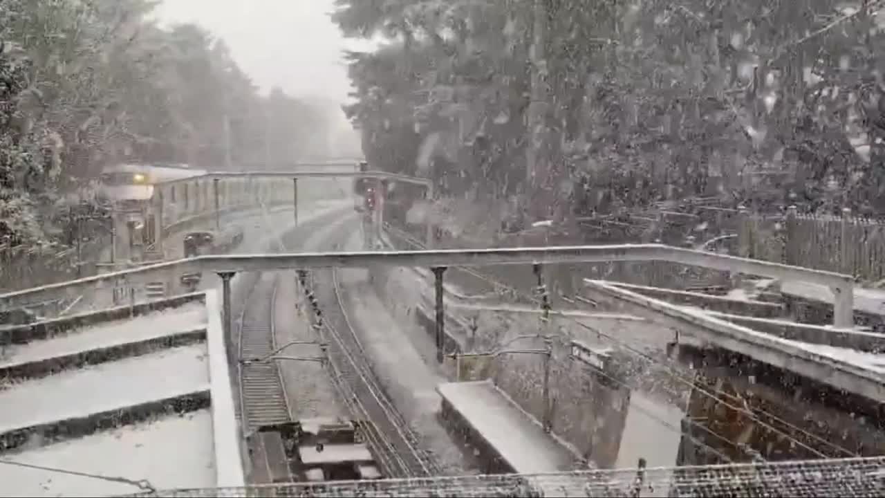 Paris snowfall slows RER B as trains cautiously cross at Cité Universitaire