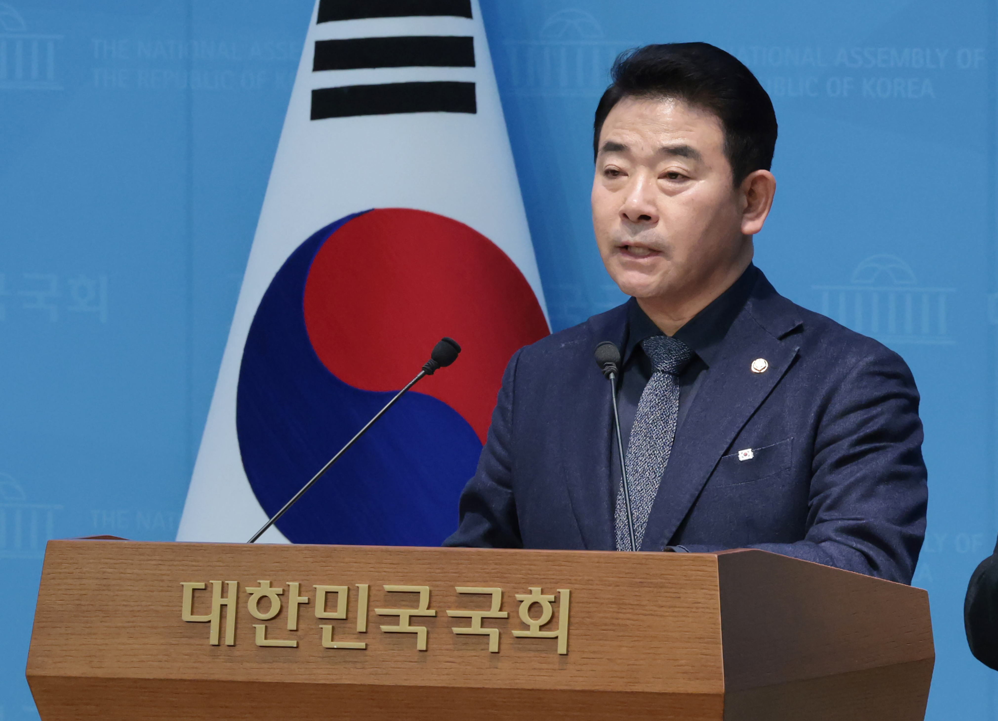 Democratic Party's Park: Give Kim Explanation Chance, Extend Lee Hearings