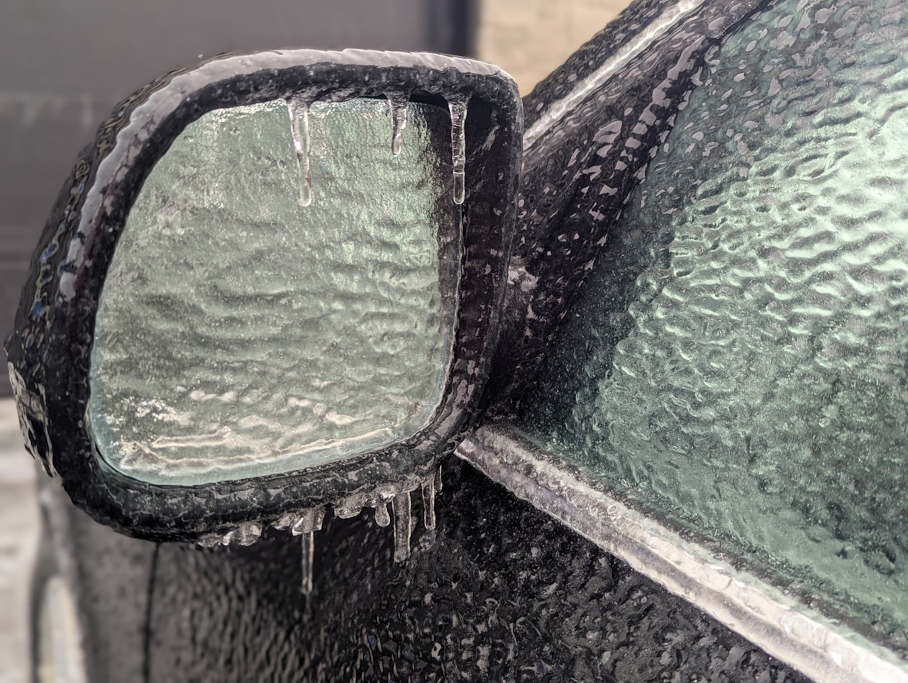 Plan ahead, Ontario. Risk of freezing rain Tuesday
