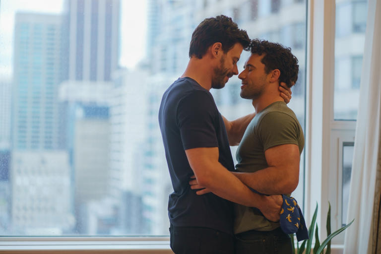 'Heated Rivalry' star François Arnaud jokes romance's teen 'fujo' fans ...