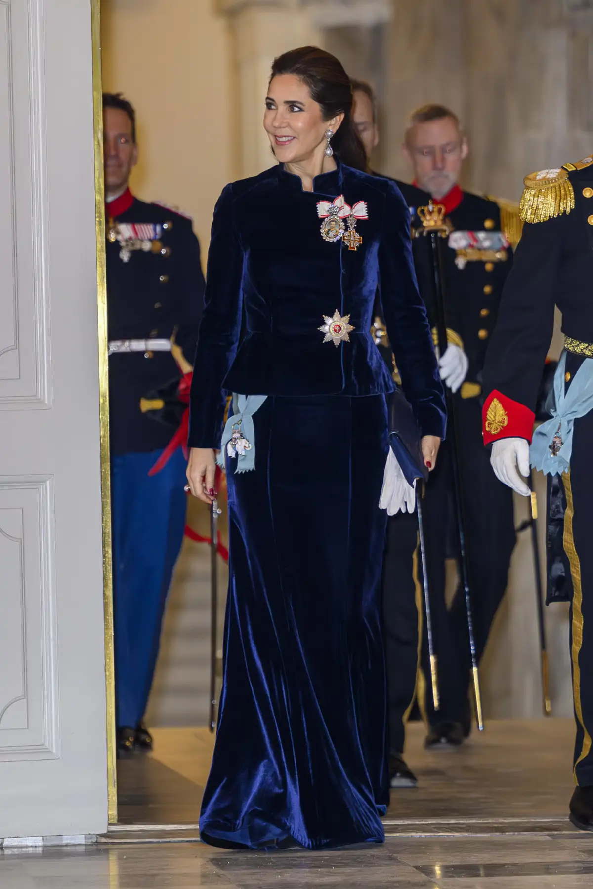 Mary de Dinamarca, impresionante con un ceñido vestido de terciopelo ...