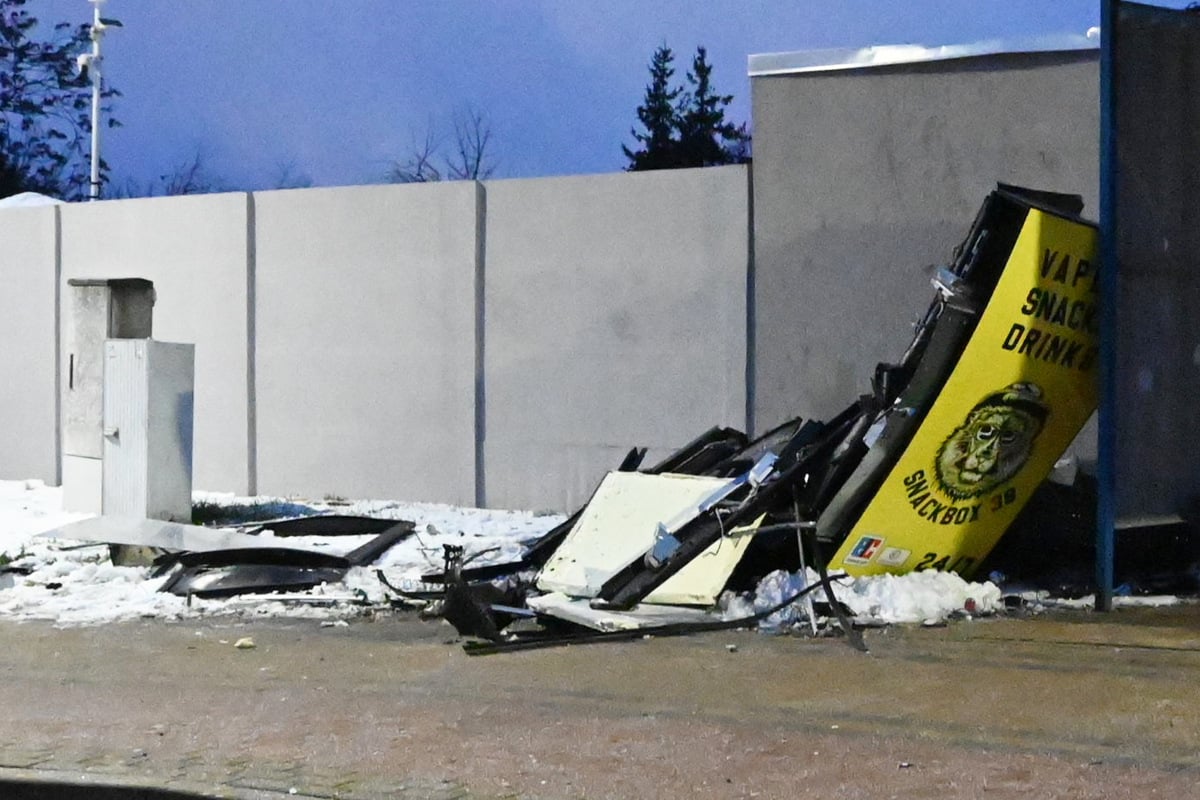 Automatensprenger richten heftigen Schaden an: Polizei sucht Zeugen