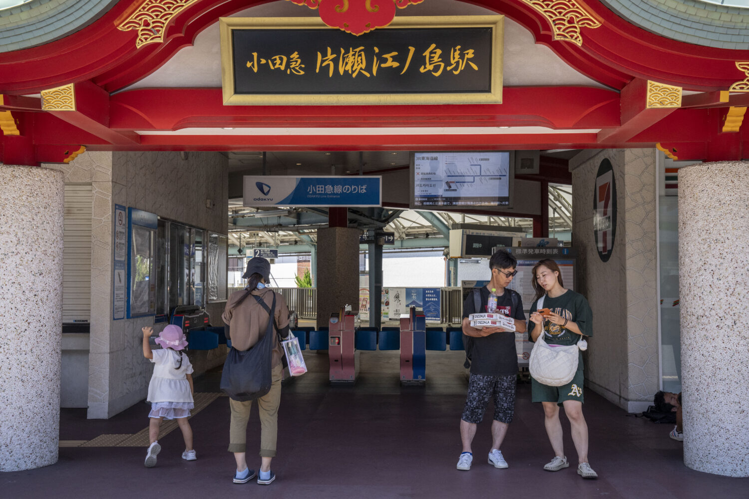 Strong quake hits western Japan, no tsunami warning