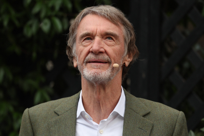 I don't have money... Manchester United, which was desperate, dismissed ...