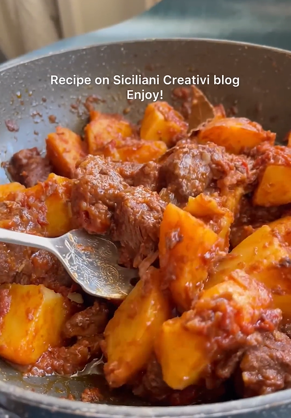 Spezzatino di manzo in umido con patate: morbidissimo e ricco di sapore