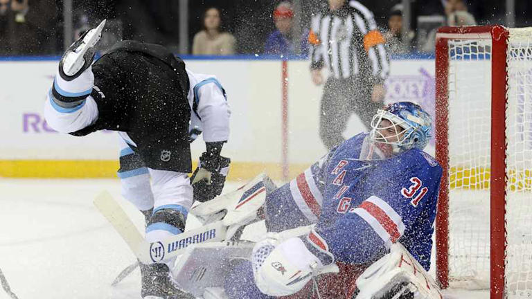 Rangers goalie leaves game after collision