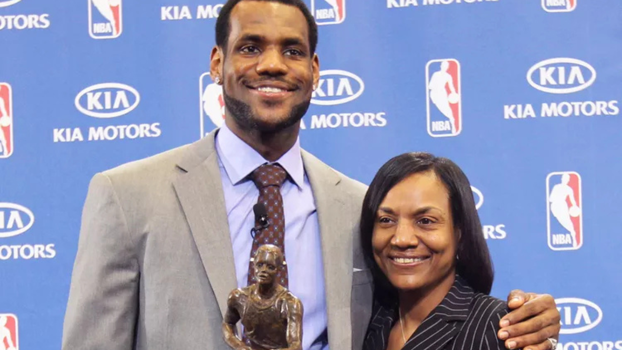 Mama’s boy - LeBron James’ adorable mid-interview moment with his ...
