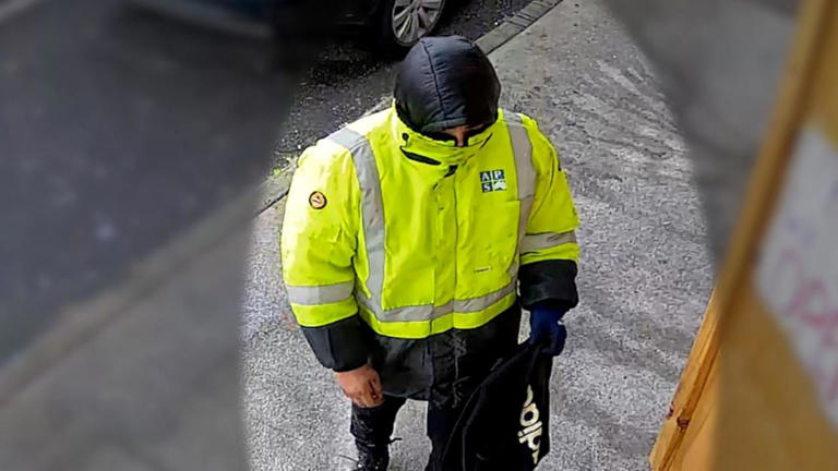 Moment gun pulled in daylight robbery