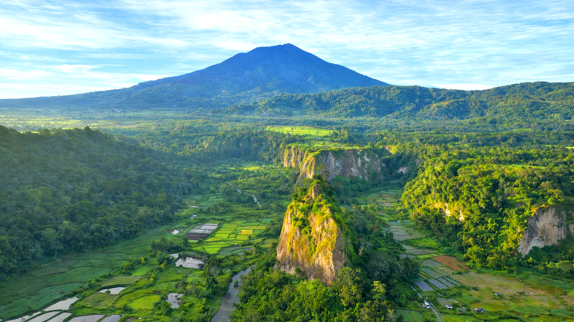 What makes Ngarai Sianok one of West Sumatra’s natural icons?