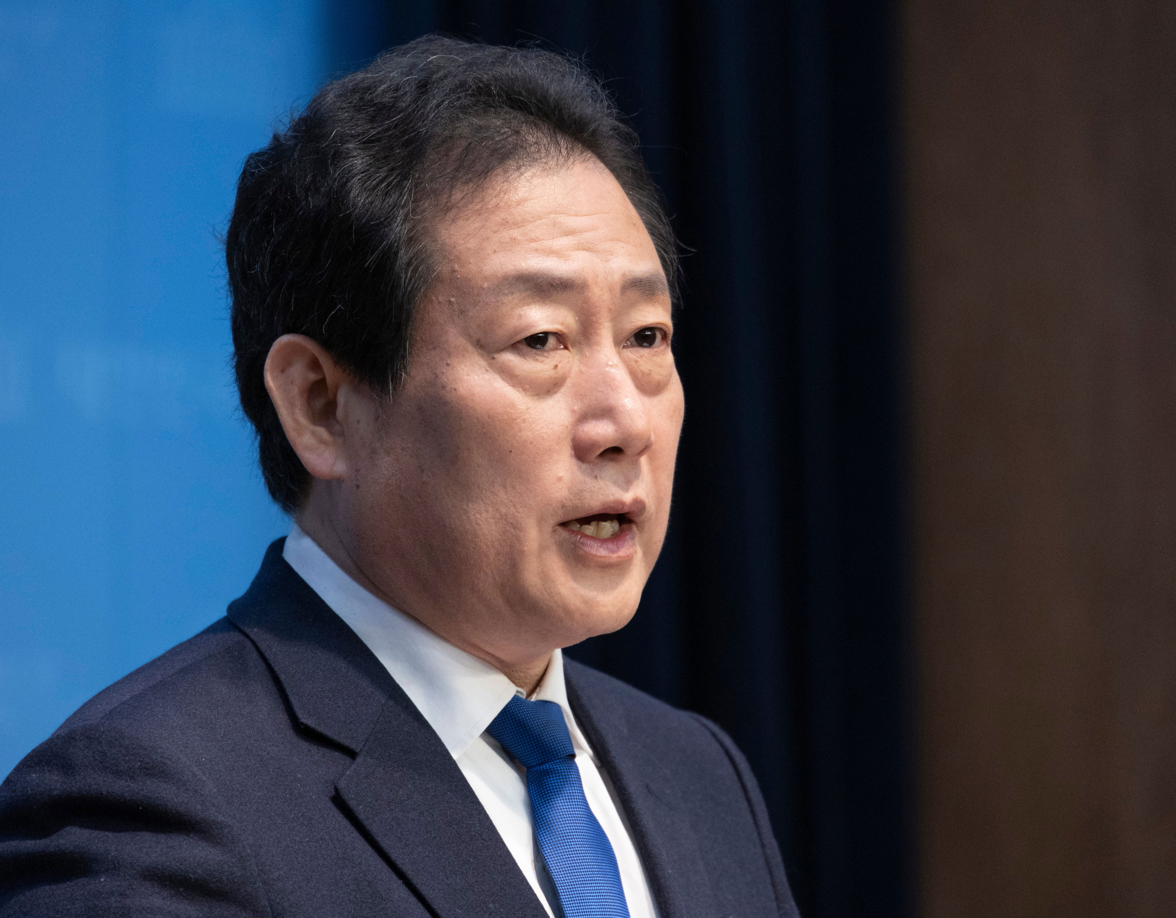 Yu Dong-chul withdraws, urging Democratic Party unity