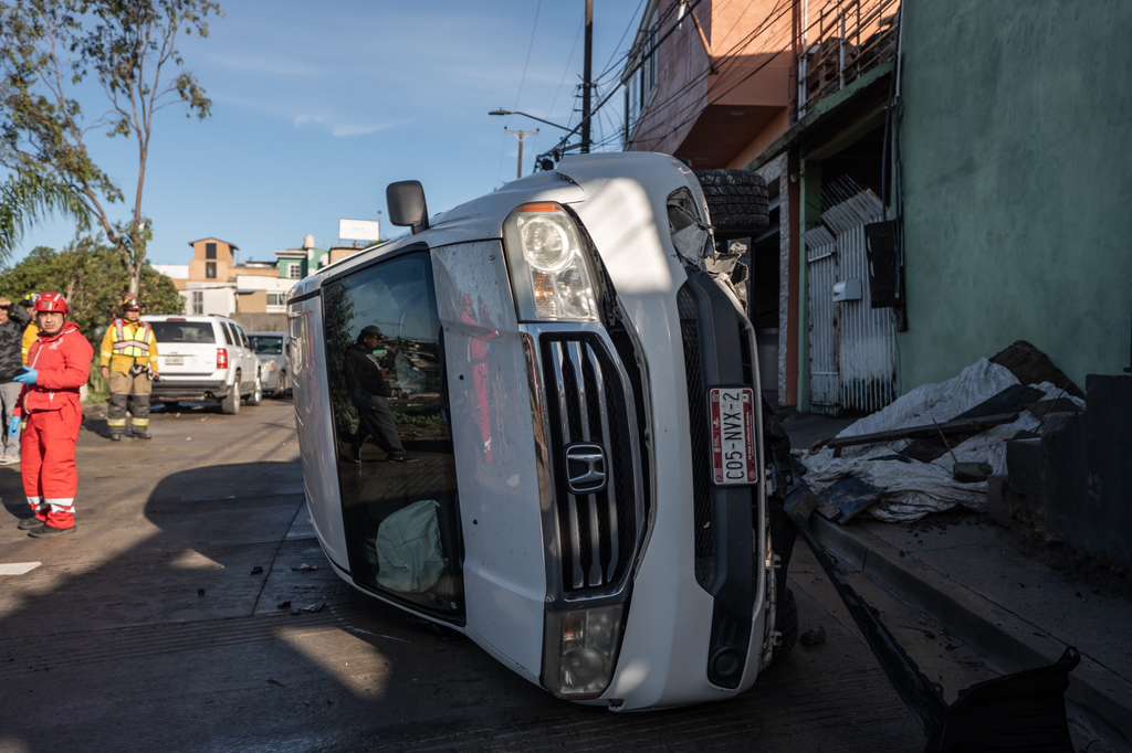 Vehículo termina volcado en la colonia Obrera