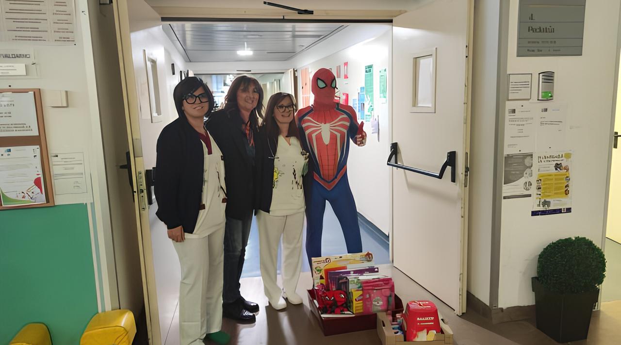 Regali in pediatria, Spiderman tra i bimbi