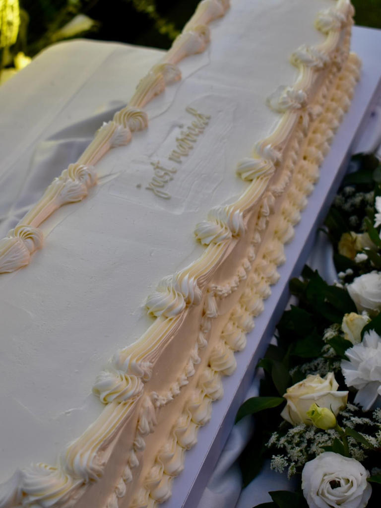 The details of Carla Abellana and Reg Santos' trending wedding cakes ...