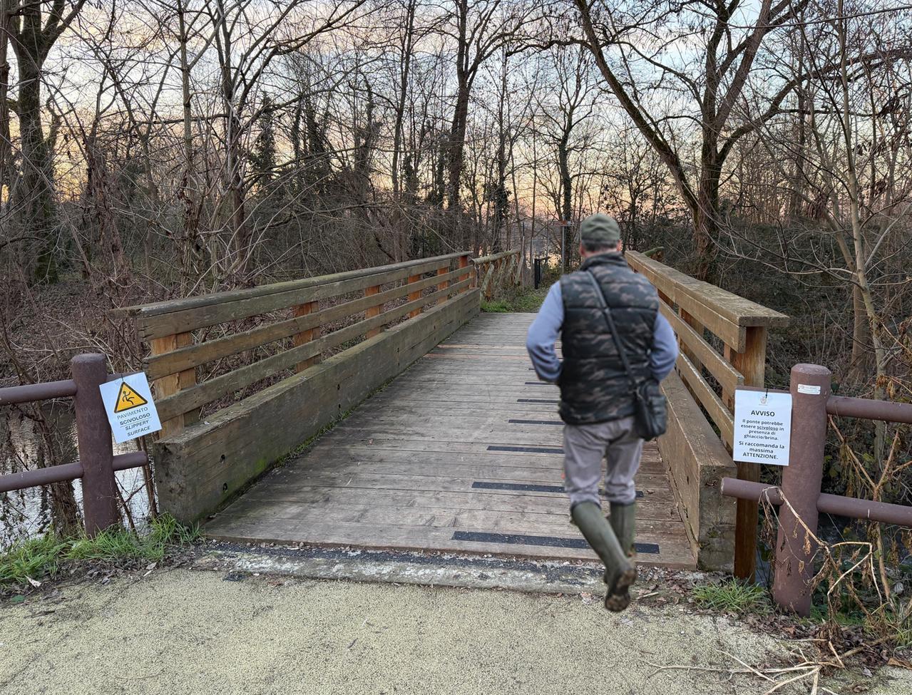 Ponti ciclopedonali trappola. Ghiaccio, incidenti e feriti. Scatta la ...