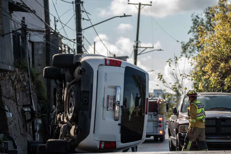Vehículo termina volcado en la colonia Obrera