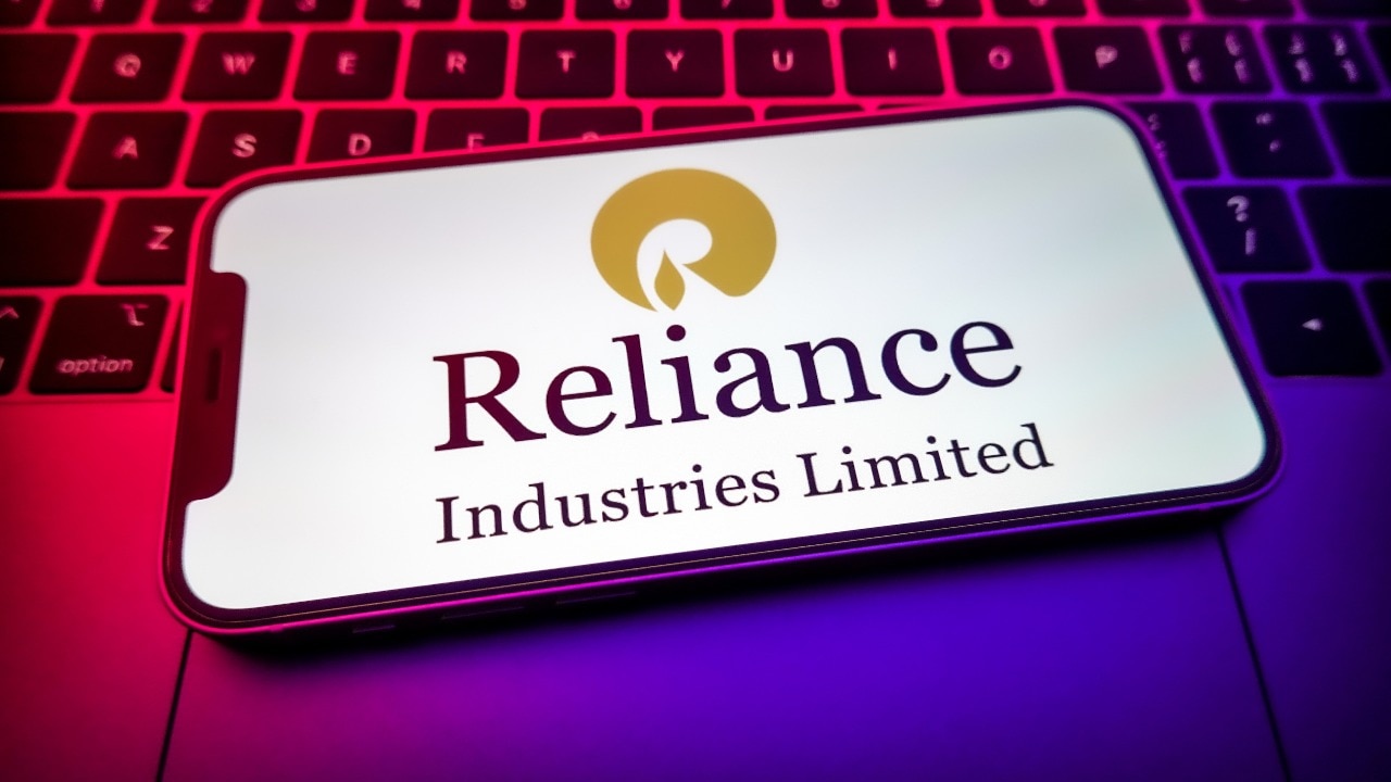 Reliance Industries denies report on Russian oil deliveries to Jamnagar ...