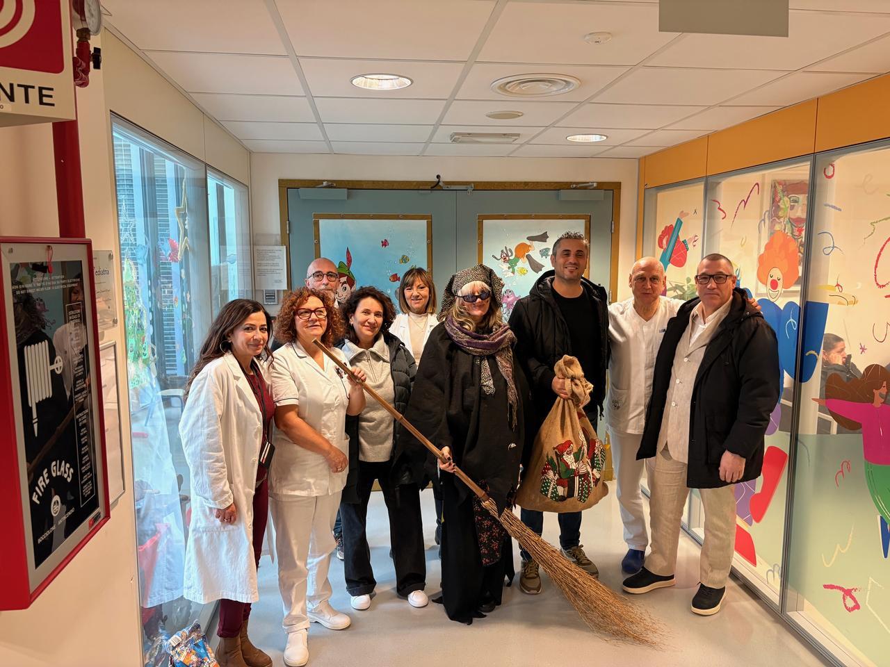 Befana di solidarietà. Tanti doni ai bambini. La campionessa Edita in ...