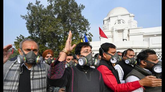 AAP leaders wear gas masks in protest against Delhi pollution