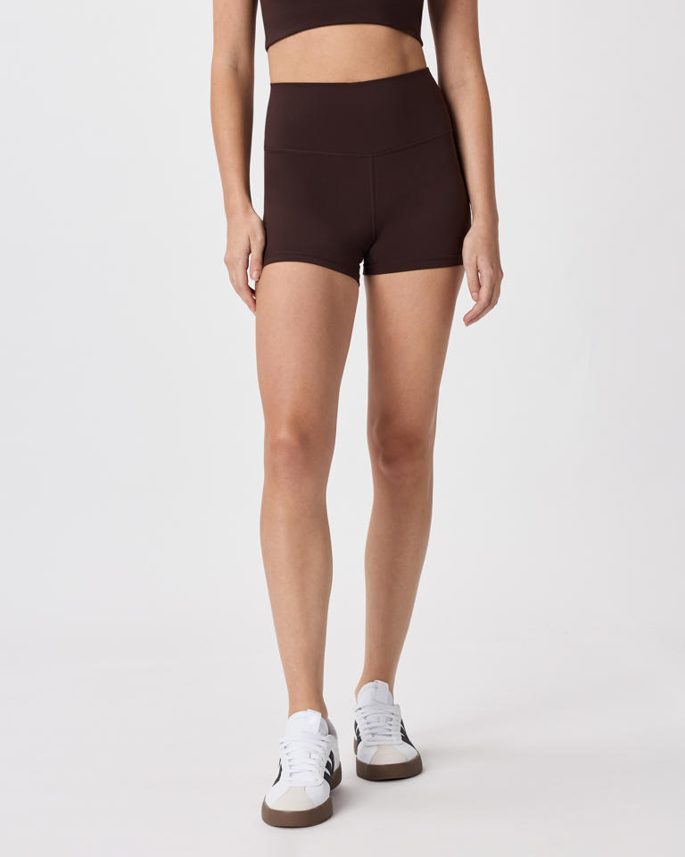 If you want to look elegant the next time you wear brown to work out ...