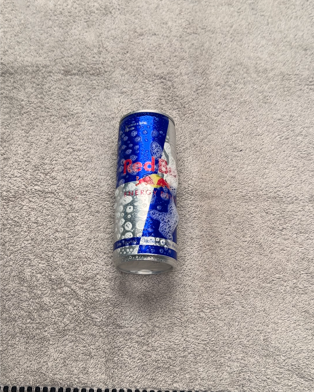 Cleaning a RedBull can until it turns into a mirror😯