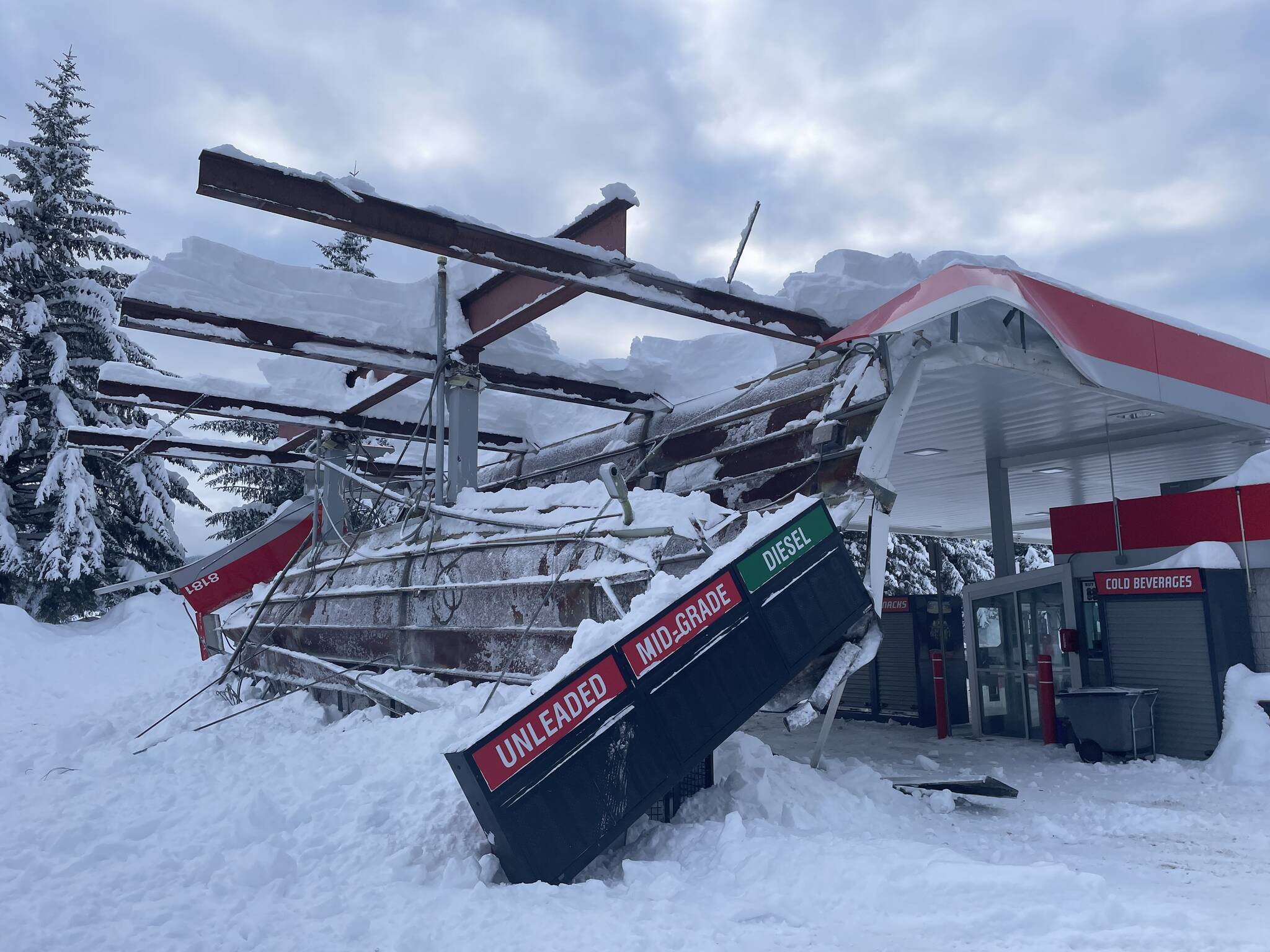 Fred Meyer gas station roof collapse raises concern over roof stability