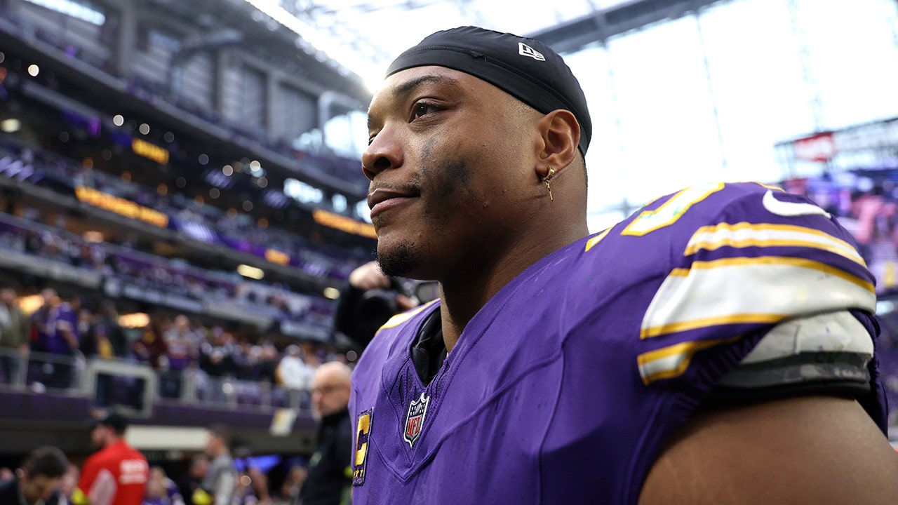 Vikings' Harrison Smith, CJ Ham get emotional in speech to teammate as ...