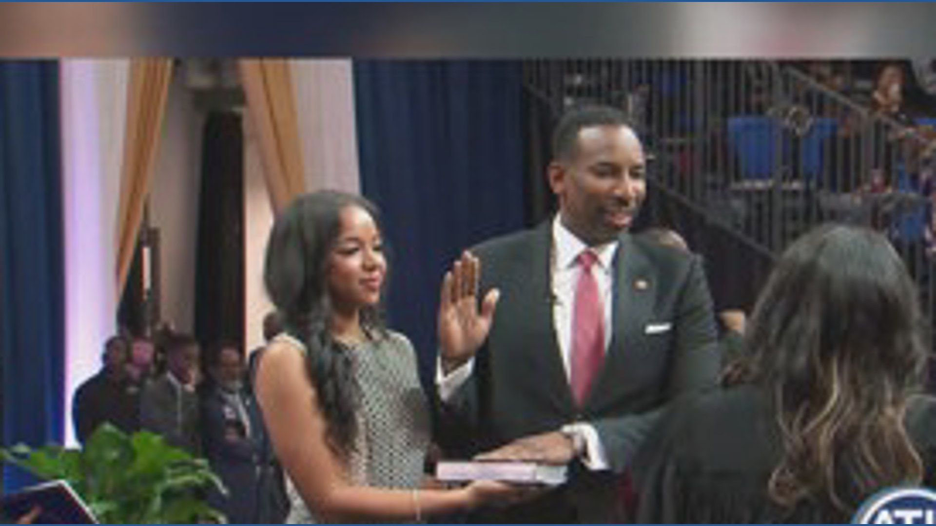 Mayor Andre Dickens sworn in for second term with daughter by his side