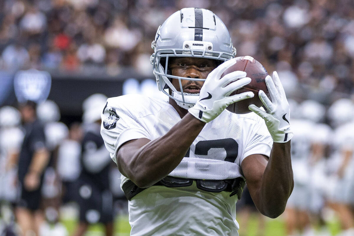 Raiders sign 12 players to futures contracts