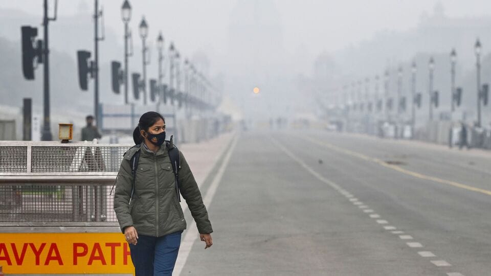 Delhi enveloped in blanket of fog: IGI airport issues advisory as IMD ...