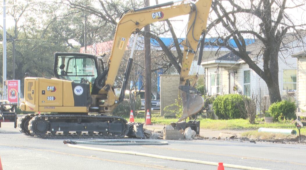 City crews hit gas line on Bosque Boulevard, evacuate four homes