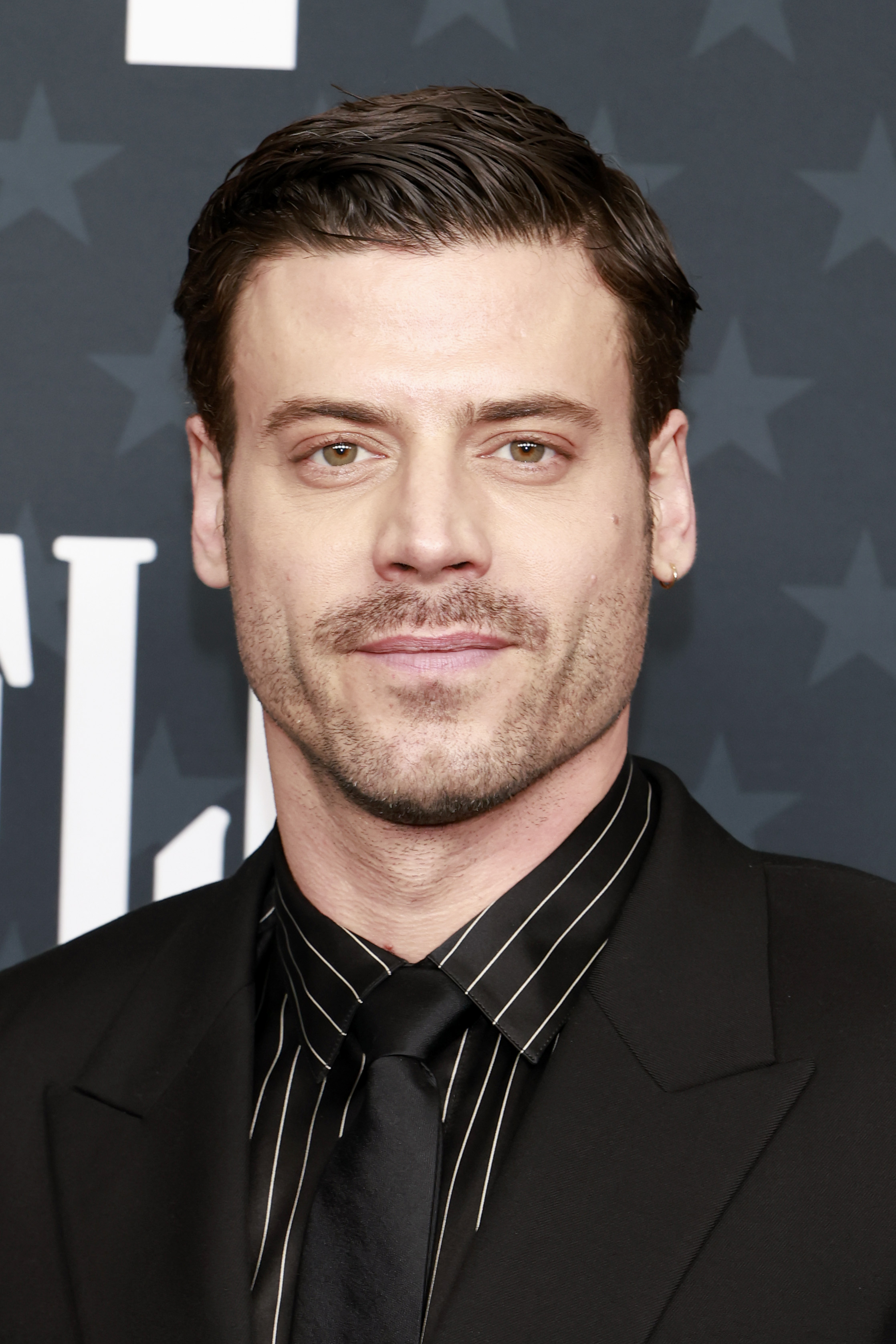 'Heated Rivalry' star François Arnaud jokes romance's teen 'fujo' fans ...