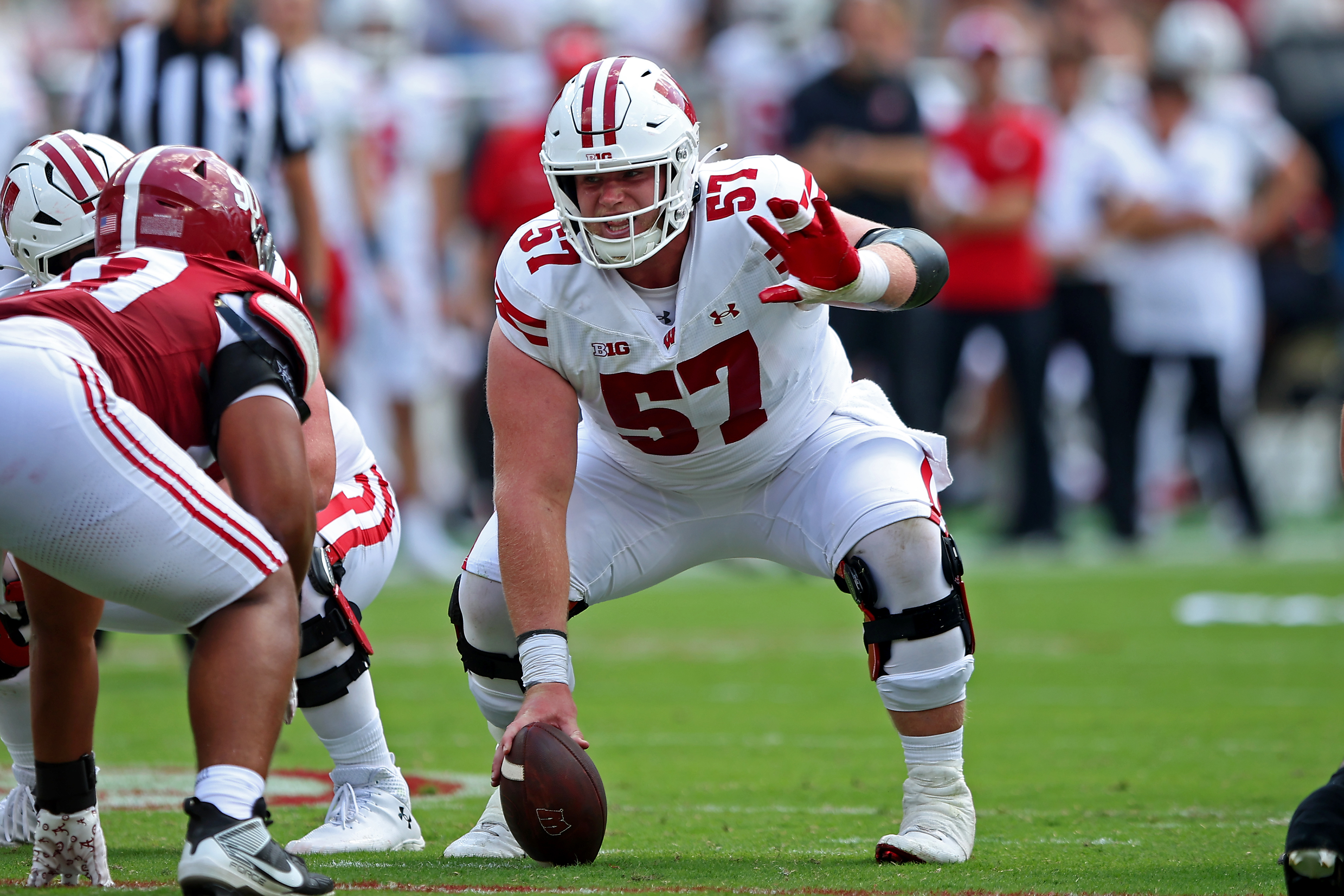 Wisconsin lineman transferring to Illinois
