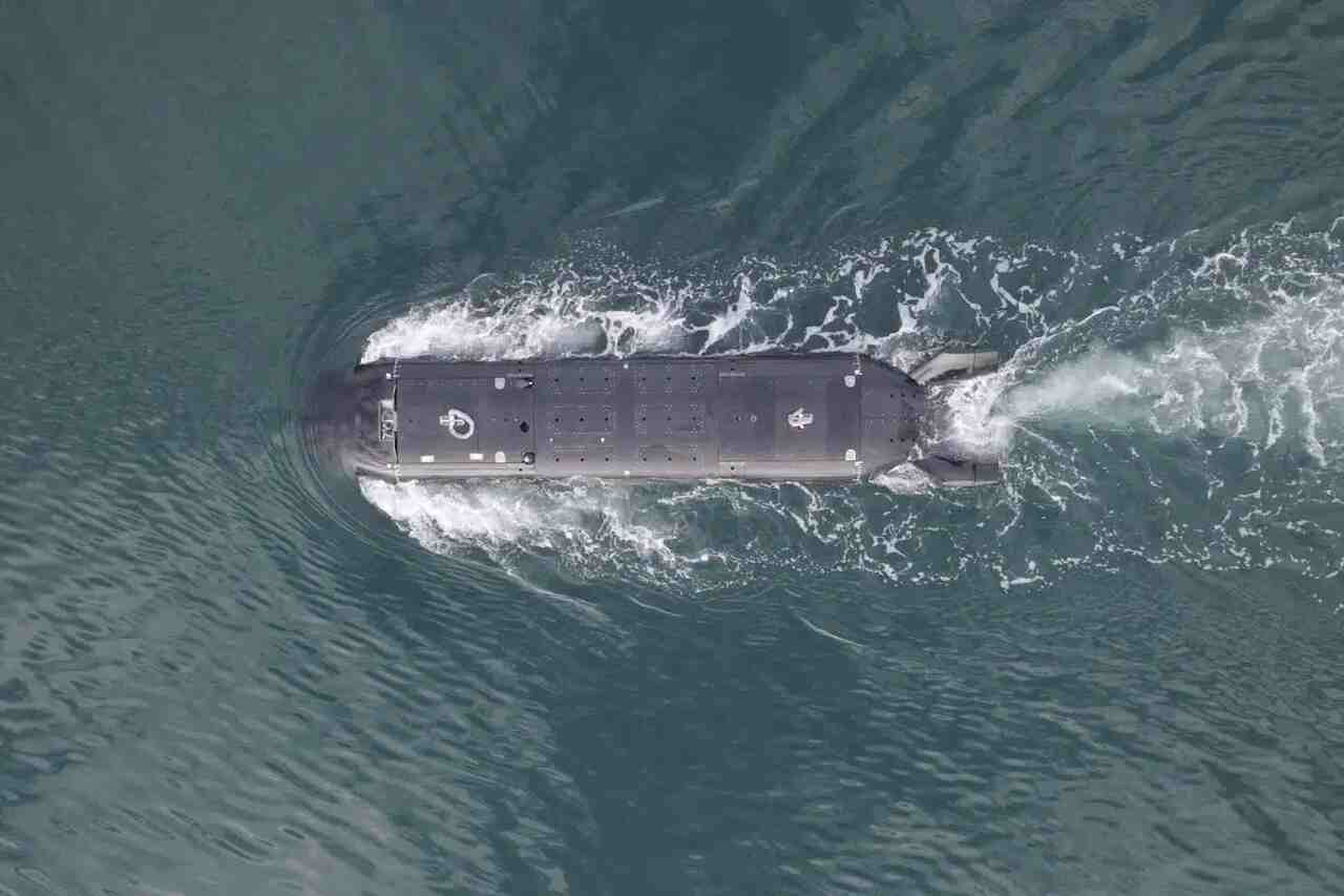 Submarino autônomo XV Excalibur é entregue à Marinha Real do Reino Unido