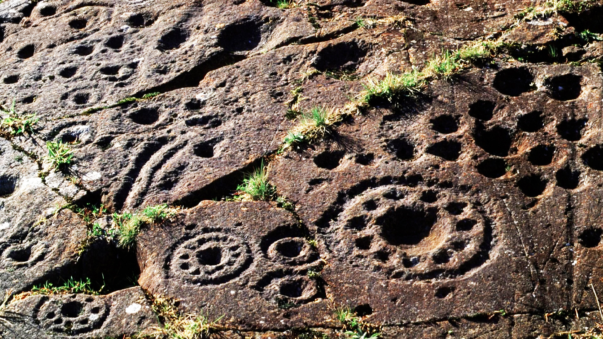 Hidden prehistoric rock art found in a Scottish burial cairn