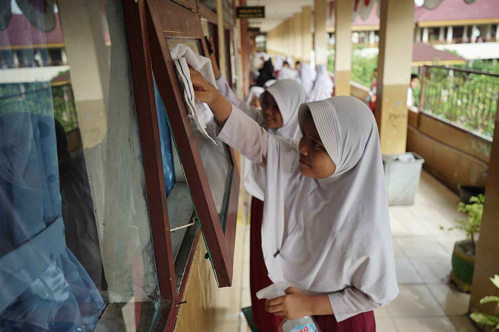 Hari pertama sekolah di Pekanbaru diwarnai upacara, senam, dan gotong ...