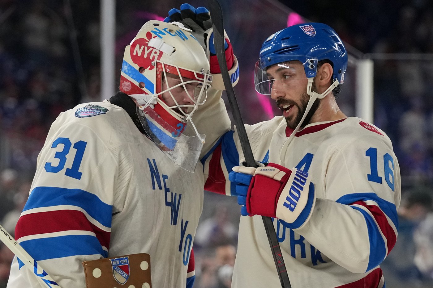 Blessé, le gardien des Rangers Igor Shesterkin quitte le match contre ...