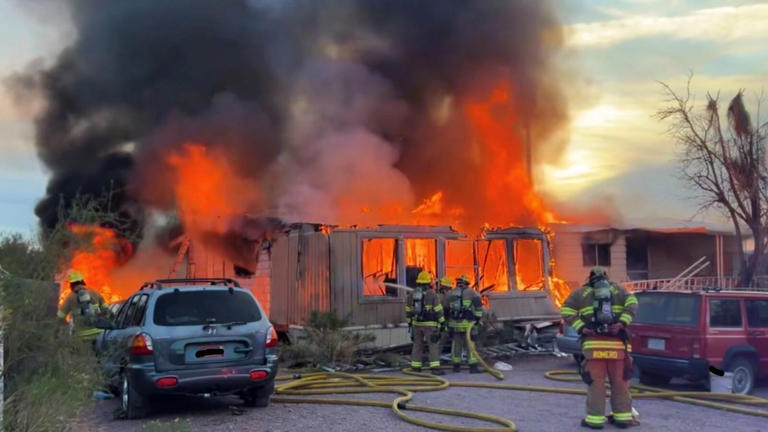 Crews battle mobile home fire near Valencia, Camino de Oeste