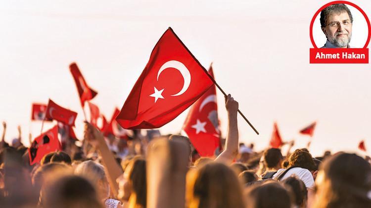 Ahmet Hakan kırmızı beyaz bir duvar