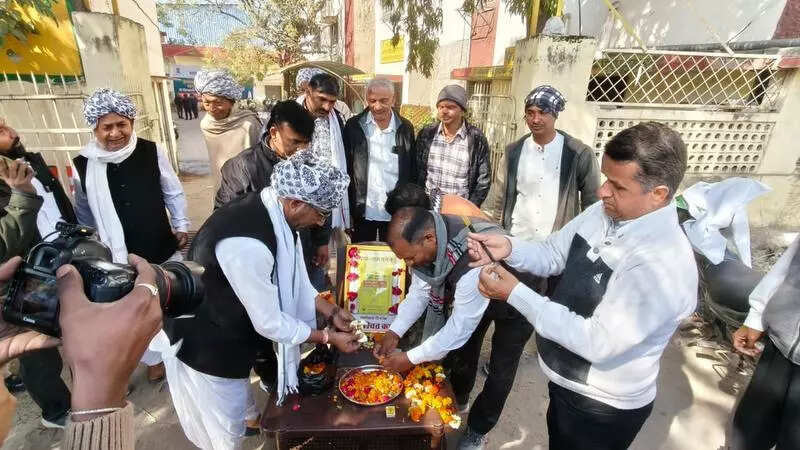 Pot luck runs out: 'Antique' deg dug up in Tonk turns out to be just soil