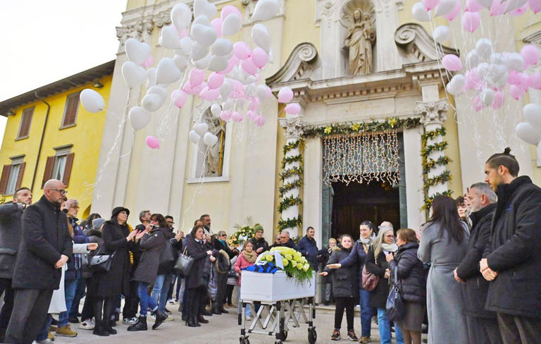 Ultimo saluto ad Alessia. Anche Bastoni all’addio