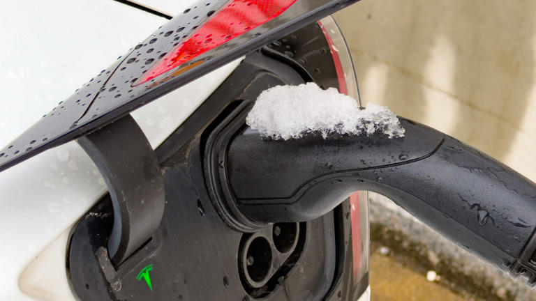 How much does cold weather affect the range of electric cars?