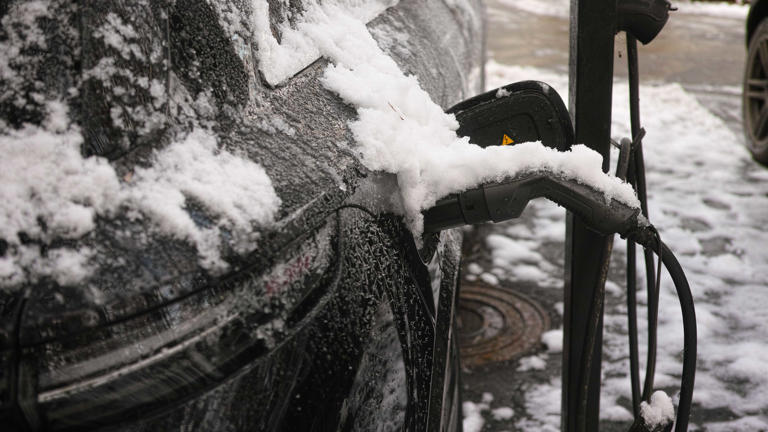 How much does cold weather affect the range of electric cars?