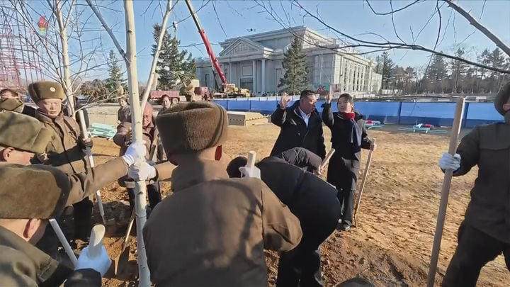 Kim Jong-un, Ju-ae labor at Russian memorial hall