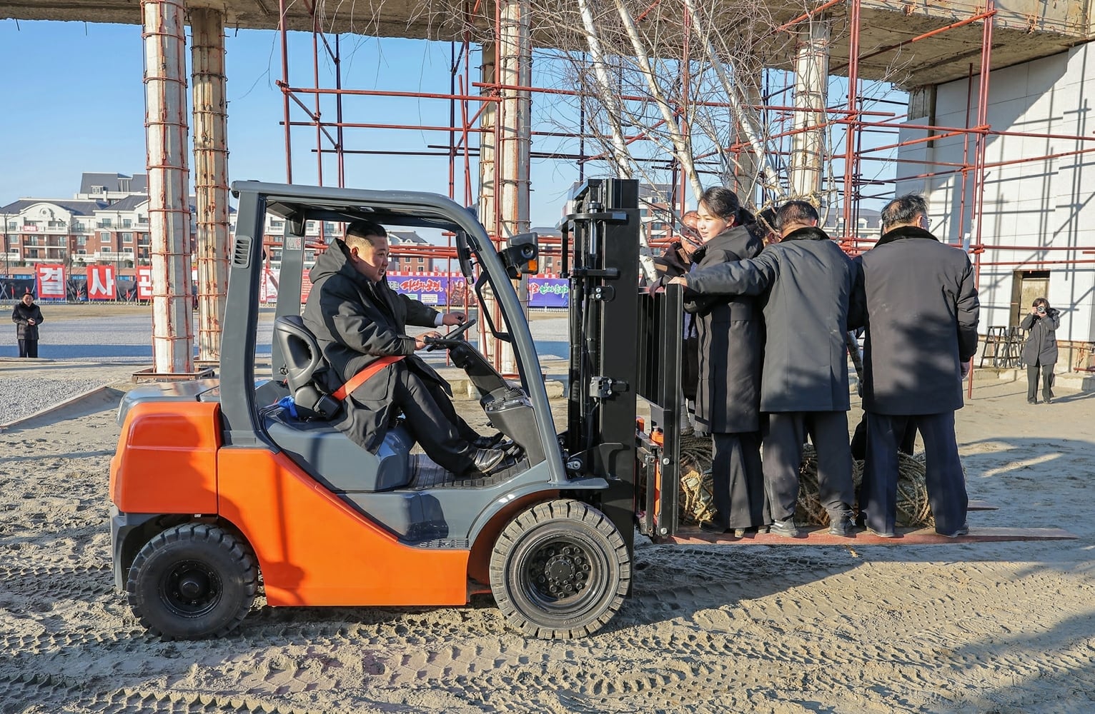 Kim Jong-un, Ju-ae stress 'socialist big family' at memorial hall