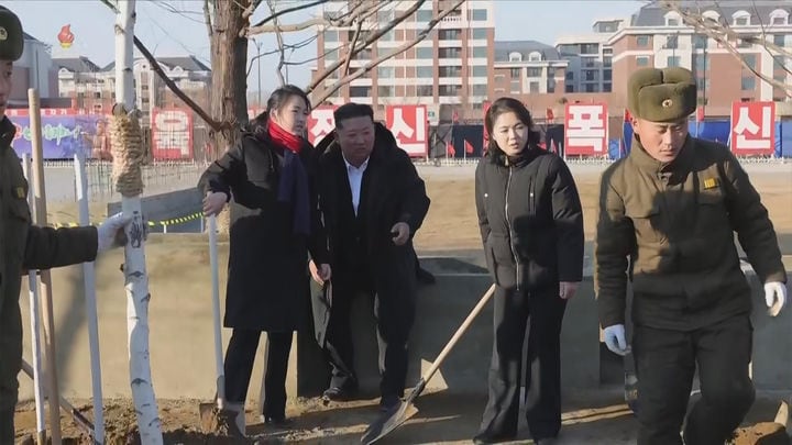 Kim Jong-un, Ju-ae labor at Russian memorial hall