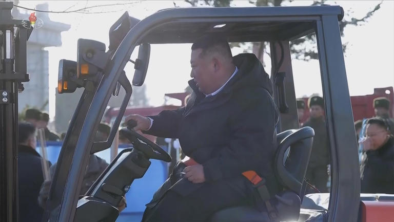 Kim Jong-un, Ju-ae labor at Russian memorial hall