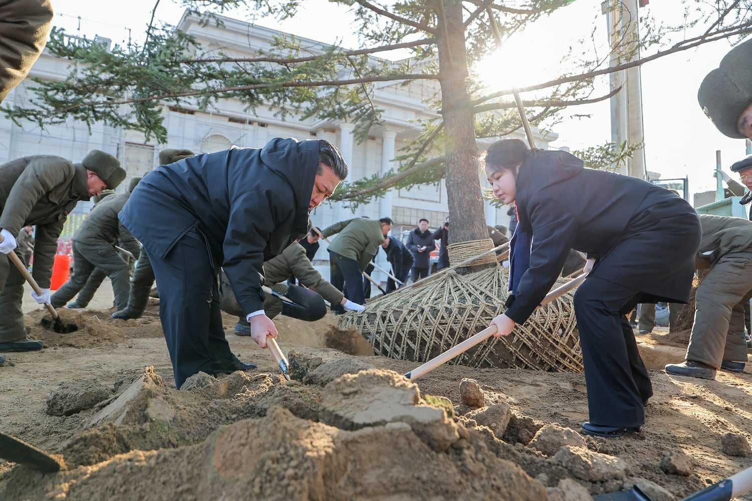 Kim Jong-un, Ju-ae labor at Russian memorial hall