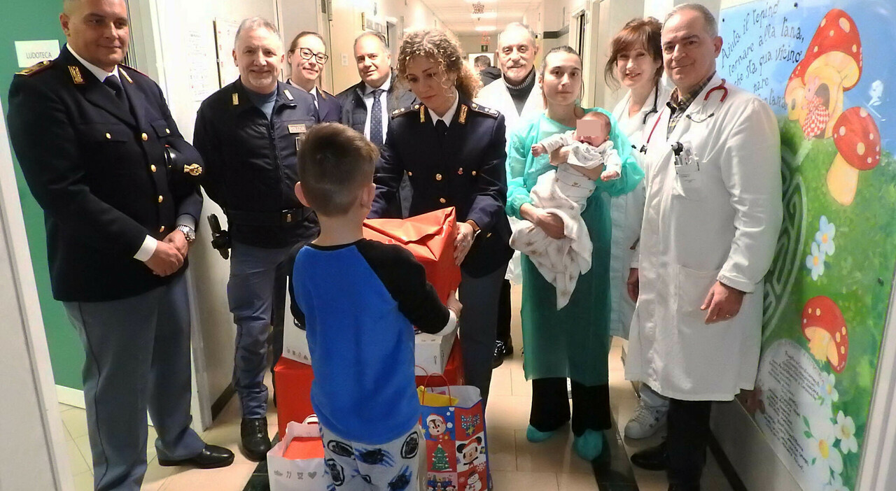 Velletri, i poliziotti portano doni e calzette ai bambini ricoverati in ...