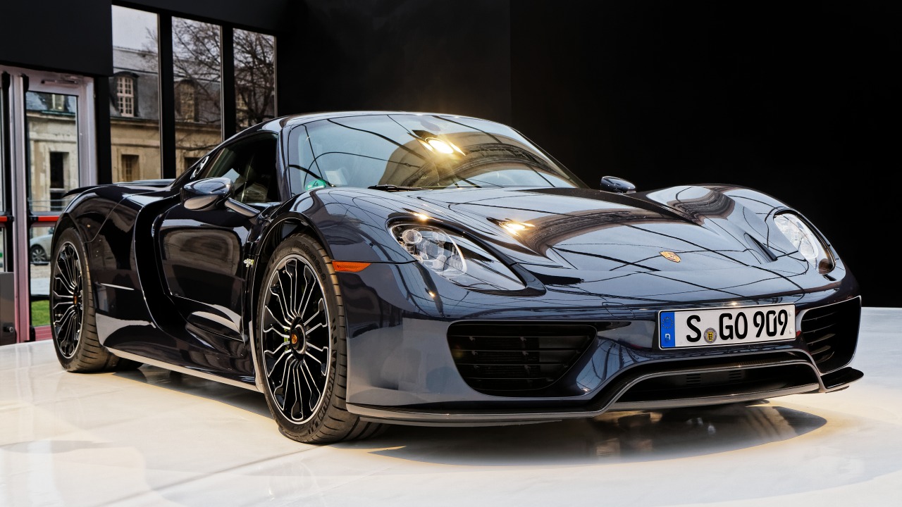2014 Porsche 918 Spyder: First hypercar to master AWD hybrid