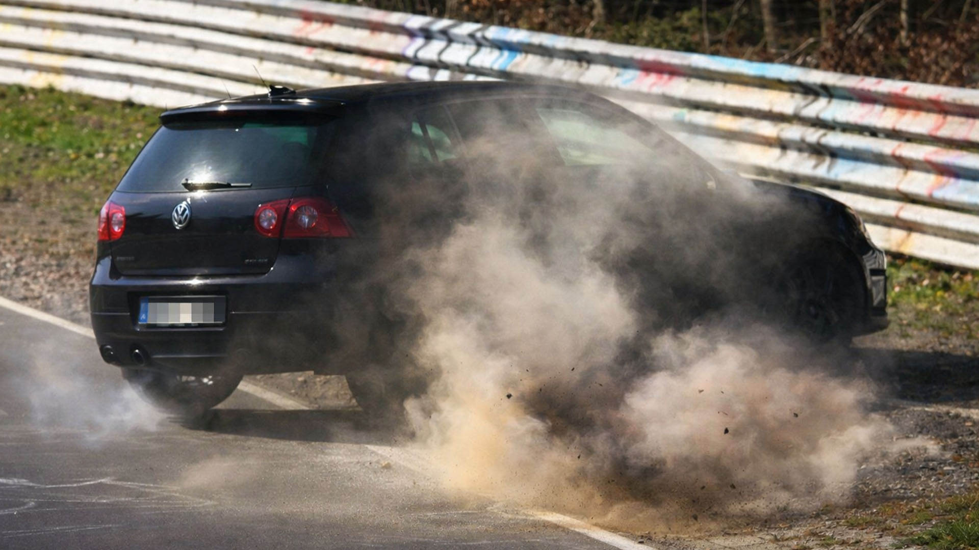 Touristenfahrten au Nürburgring : une sortie de route imprime la barrière